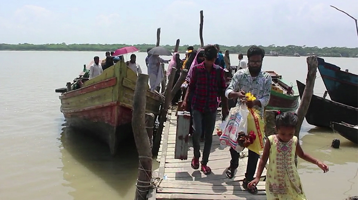 পিরোজপুরে ঝুঁকি নিয়ে যাত্রীদের নদী পারাপার